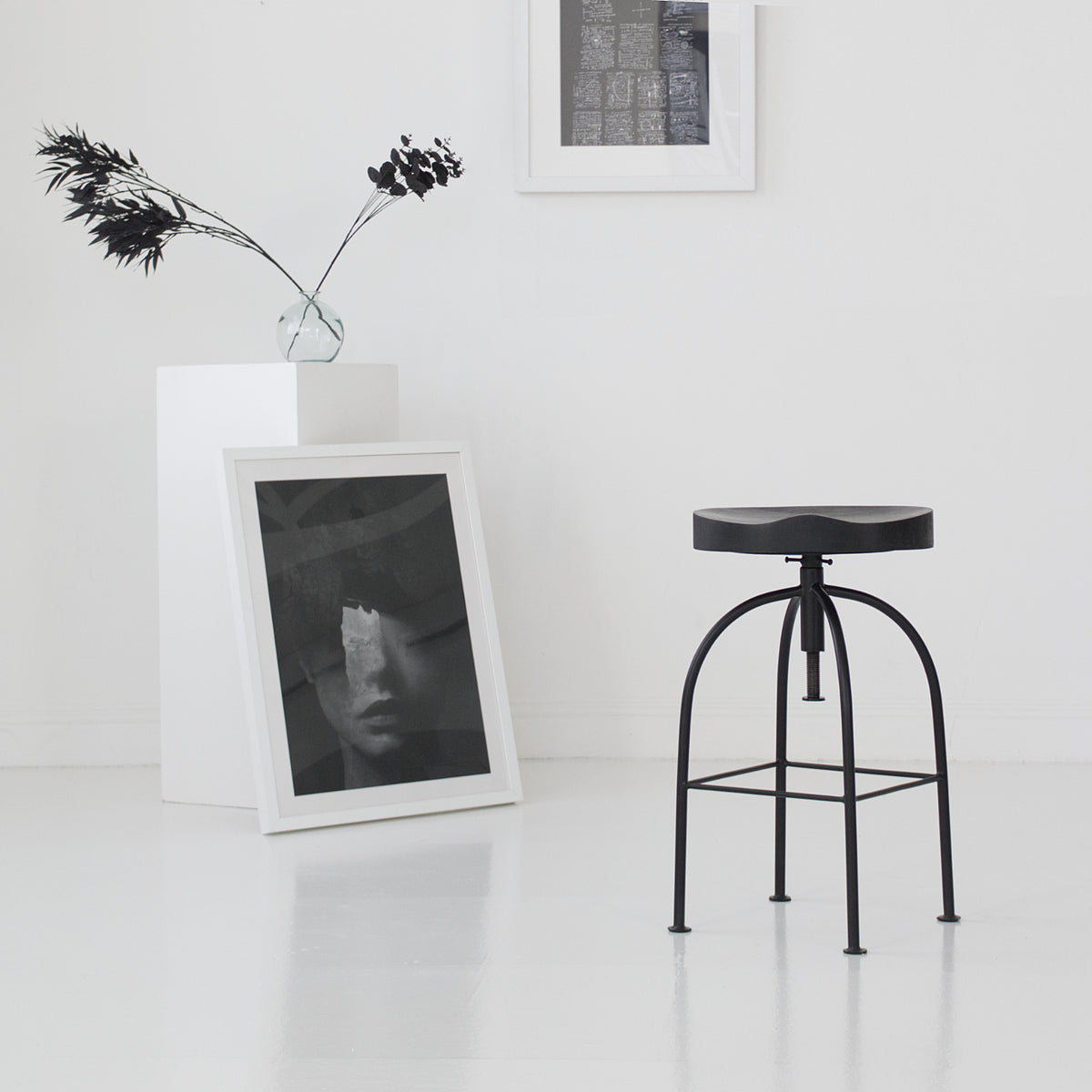 Louis Black Swivel Bar Stool | Vaunt Design